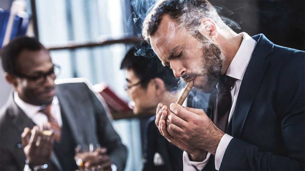 Fumer le cigare comme un expert : conseils de pro